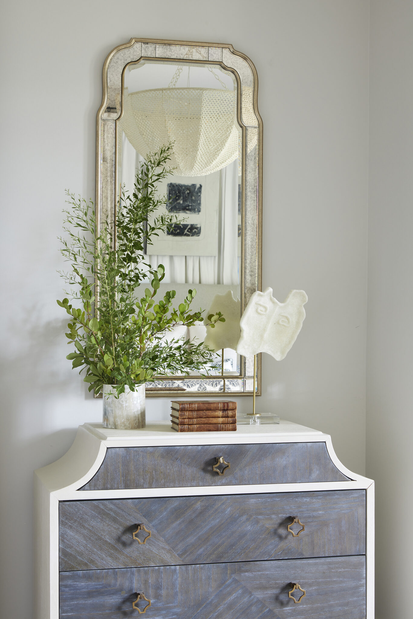 A Serene Lake Martin Escape with Bold Style